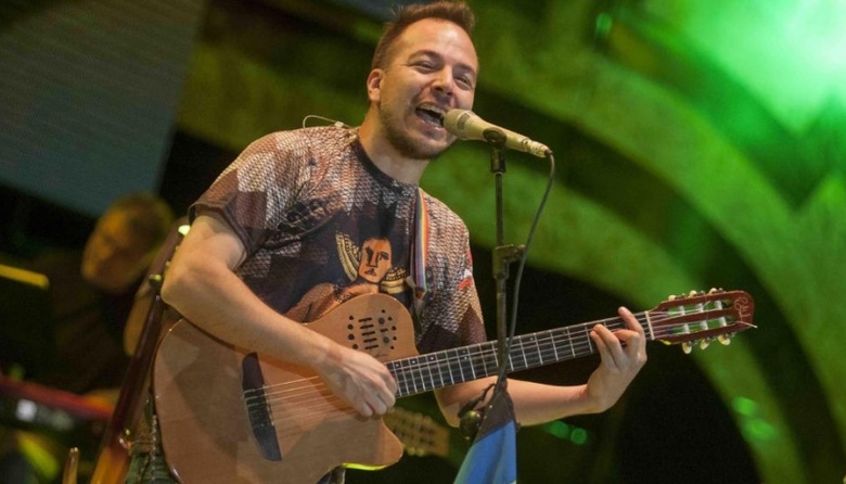 Bruno Arias, en concierto junto a la Orquesta Escuela de Florencio ...